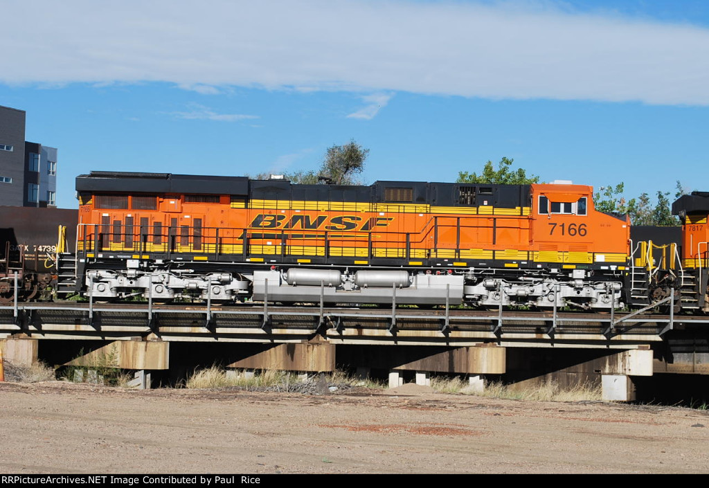 BNSF 7166